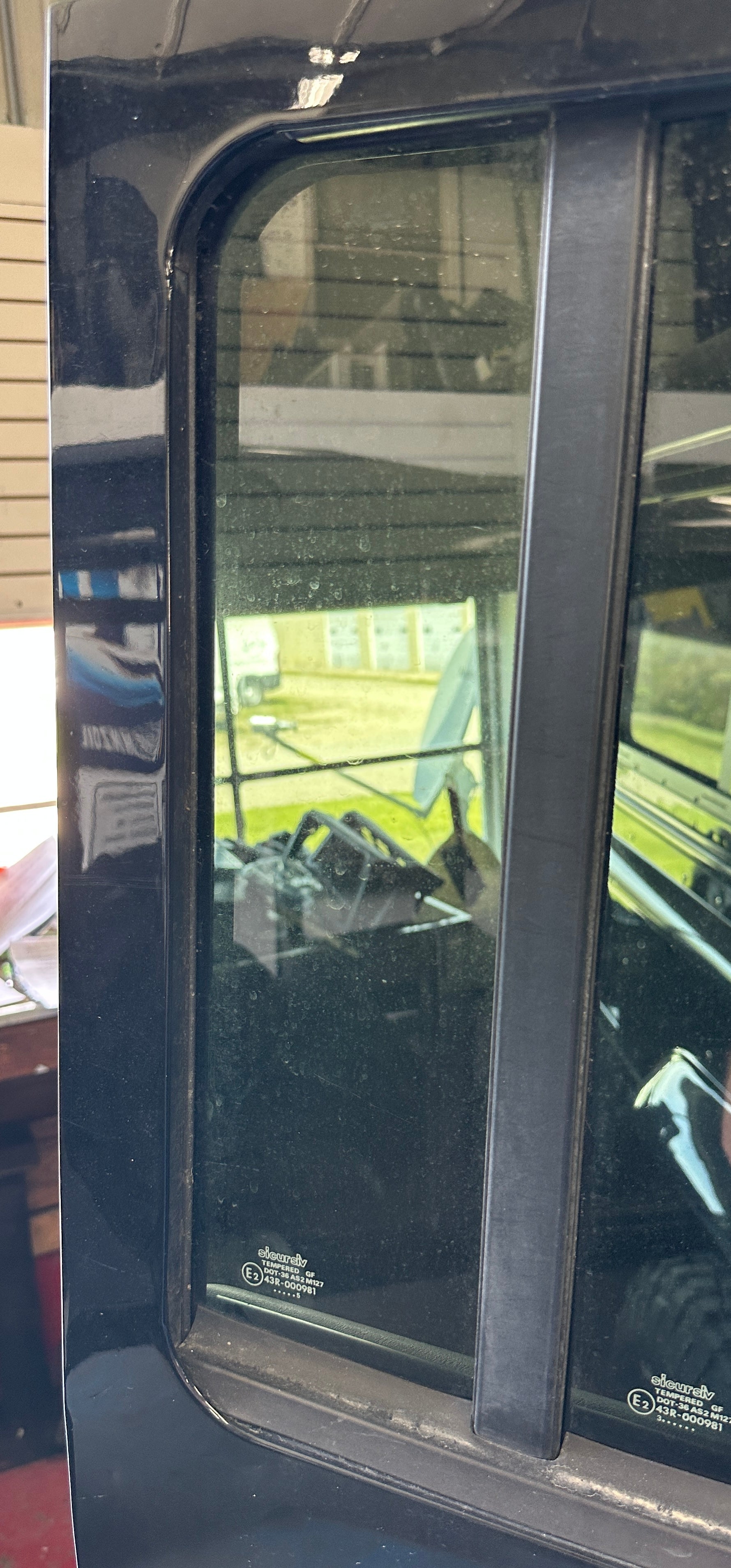 DEFENDER QUARTER GLASS WINDOW VERTICAL AND LOWER CHANNEL - FOR 4MM GLA ...